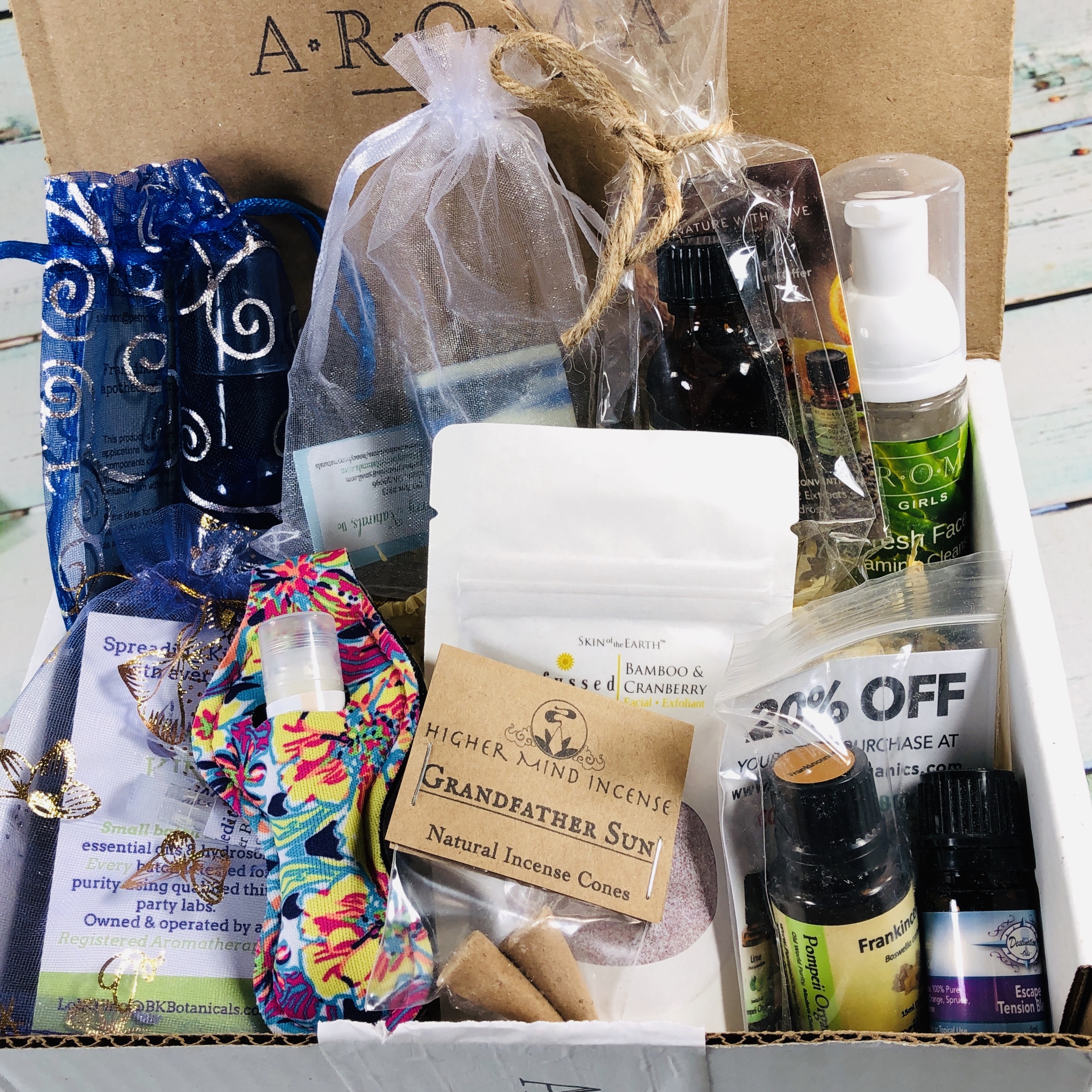 AromaBox by AromaGirls December 2018 Subscription Box Review + Coupon ...