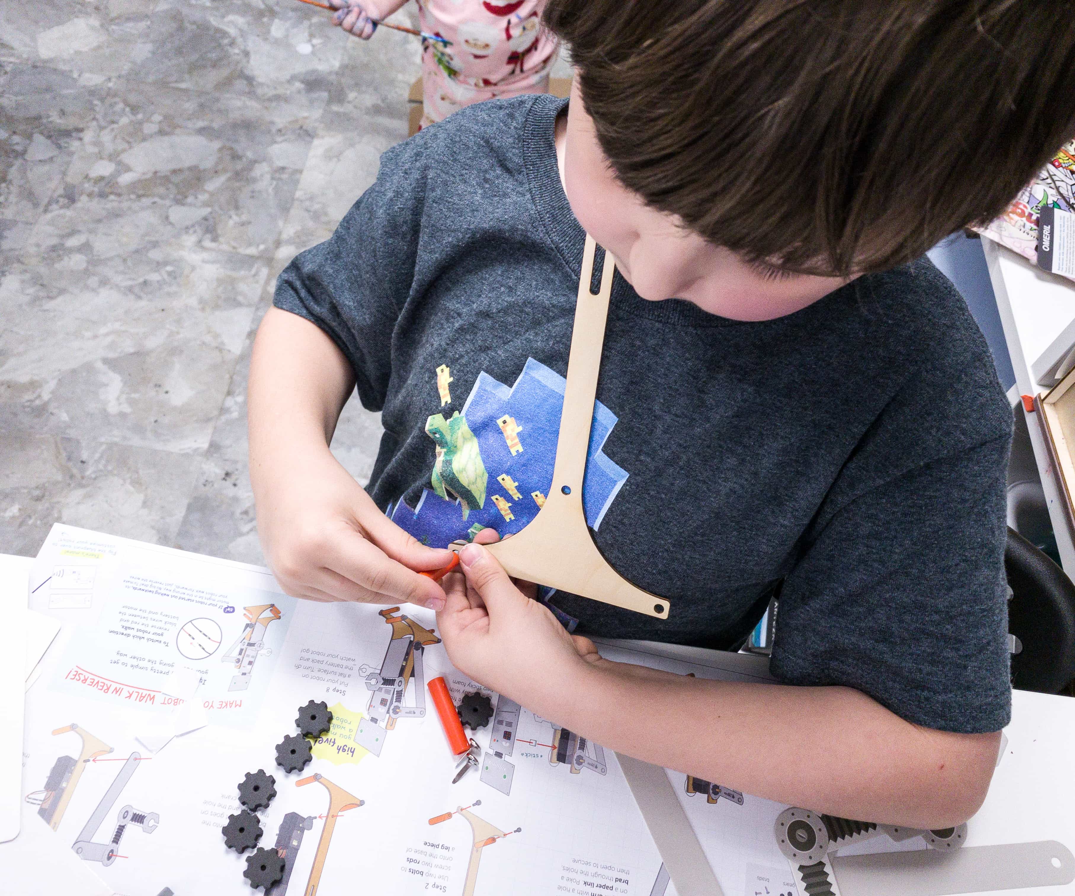 KiwiCo Tinker Crate Review & Coupon - WALKING ROBOT - hello subscription