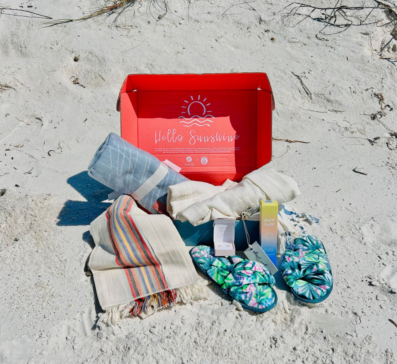Beachly Welcome Box Review: Premium Beach Essentials! - Hello Subscription